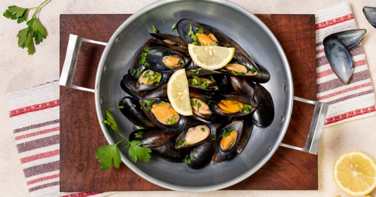 Thai Coconut Curry Mussels with Lemongrass - Gimme Recipe